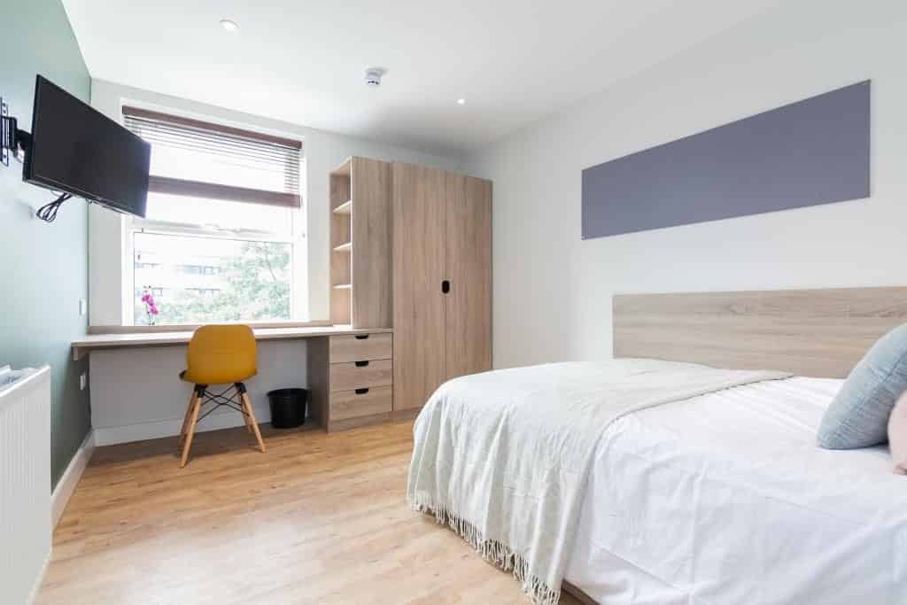 Room in a 6 Bedroom Apartment, 42 Bankfield Road, Huddersfield HD1 3HR ...